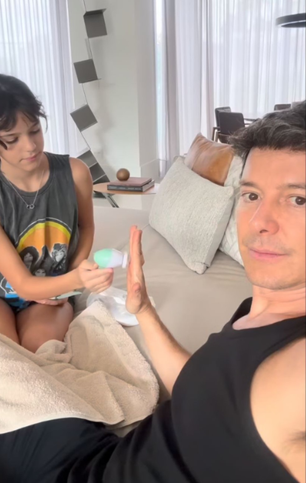 Rodrigo Faro exibe momento de autocuidado com ajuda da filha Helena: 'Dia de fazer skincare'