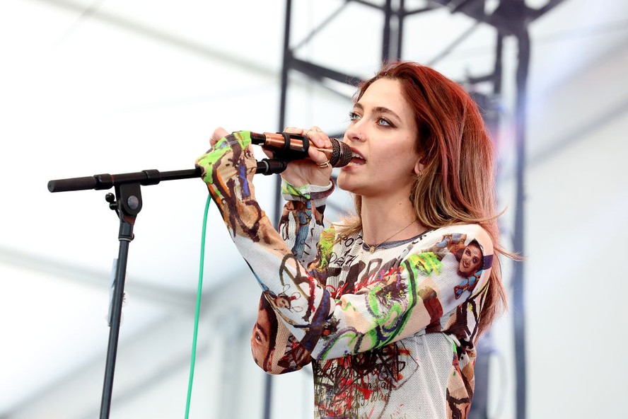 Paris Jackson se apresenta em festival de música nos Estados Unidos