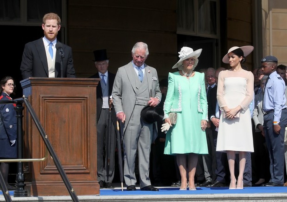 Rei Charles exibe foto rara de Meghan Markle em momento marcante
