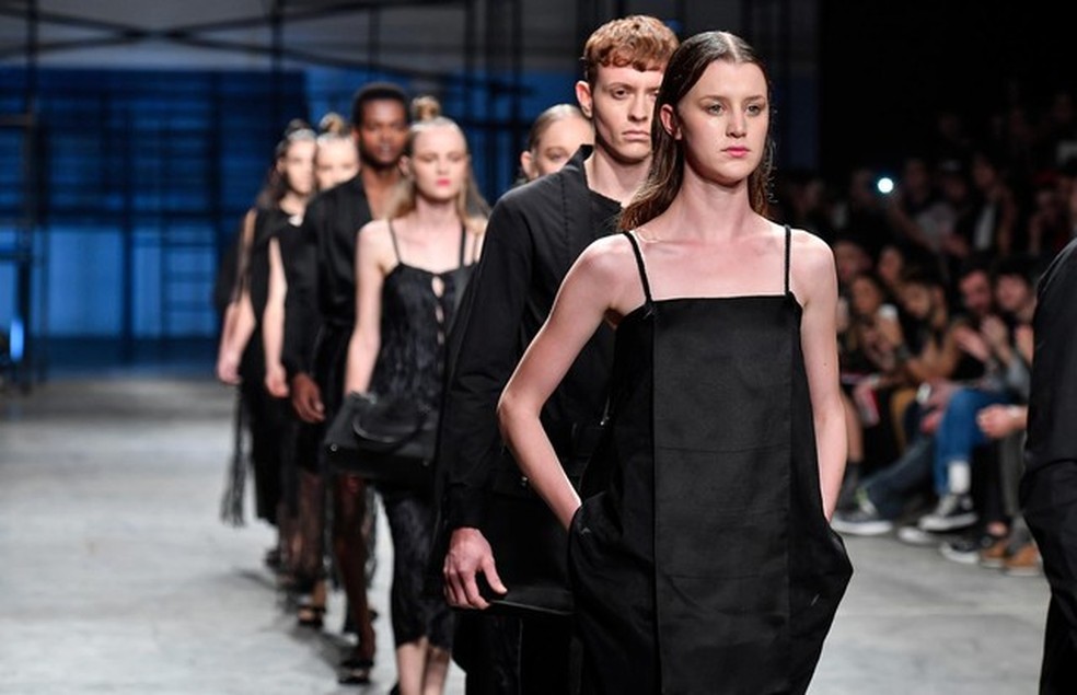 Trabalho manual se destaca no verão 2018 de Alex Kazuo