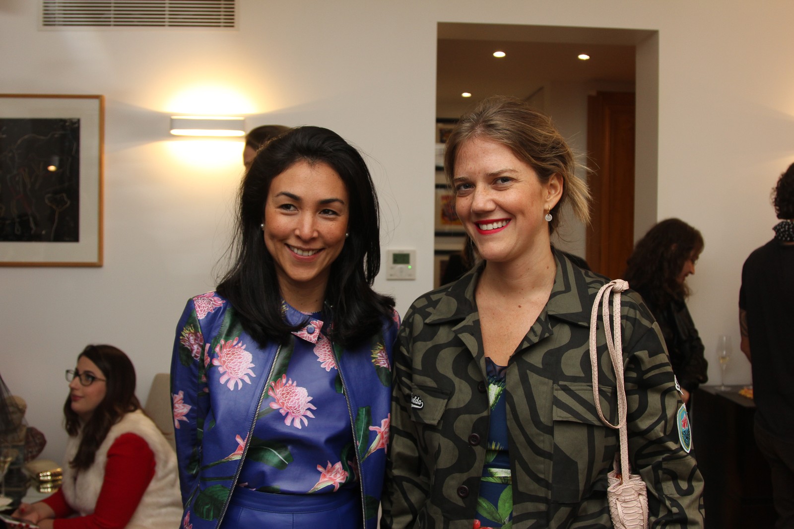 Tim-tim! Juliana Santos e Duda Portella promovem coquetel em Paris