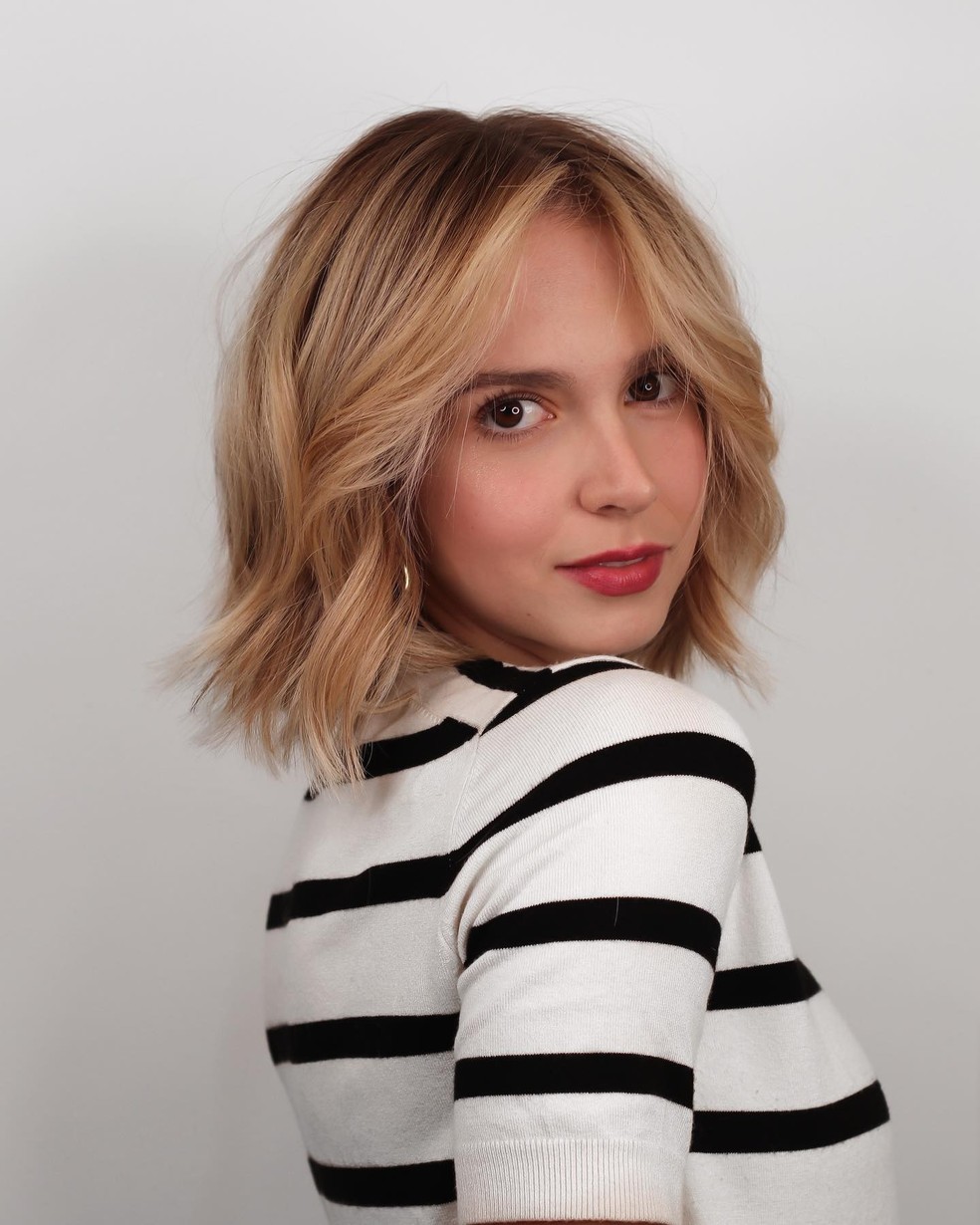 Isa Scherer radicaliza e corta os cabelos acima dos ombros