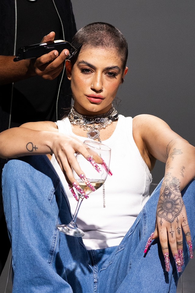 Cantora Clau adere à visual raspado para clipe de novo single
