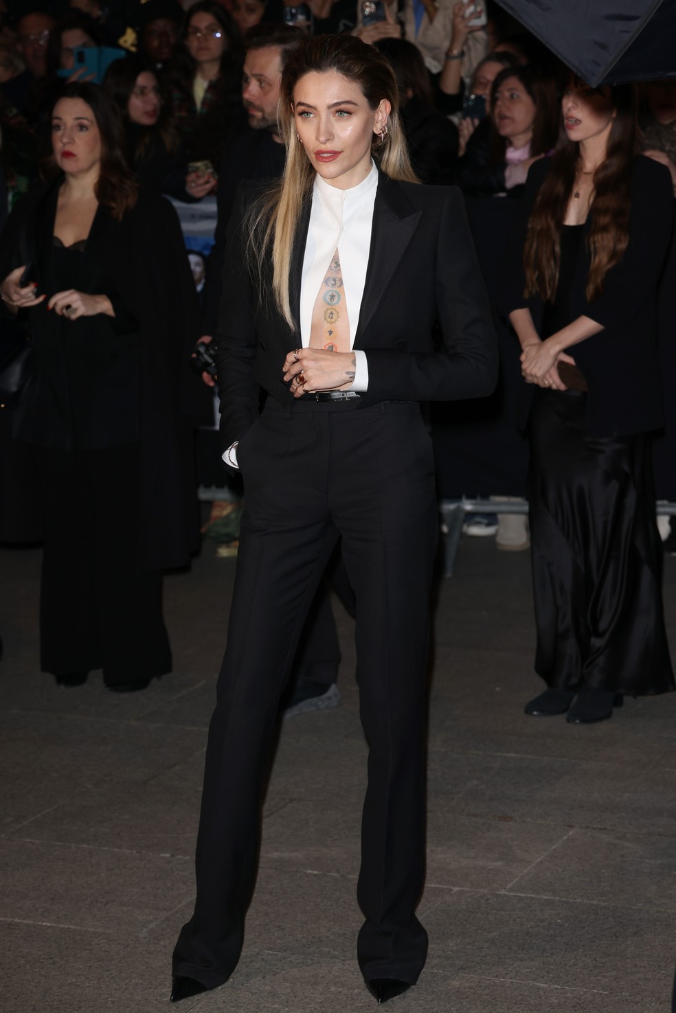 Paris Jackson deixa tatuagens à mostra ao marcar presença no desfile da ...