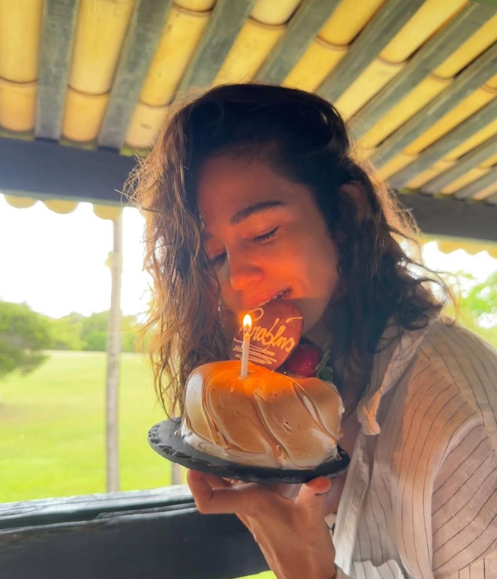 Nanda Costa celebra a chegada dos 39 anos