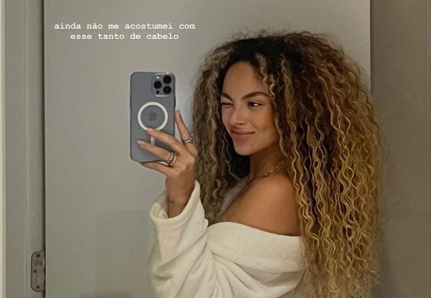 Julia Rodrigues esbanja beleza natural ao posar sem maquiagem