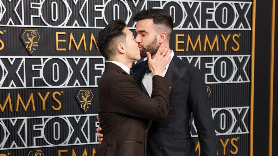 Joel Kim Booster ganha beijo do namorado, John Michael, no red carpet do Emmy Awards