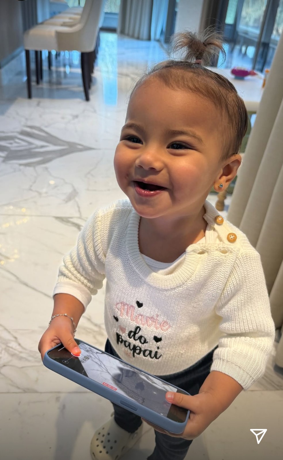 Mavie encanta ao usar camiseta com declaração fofa para Neymar