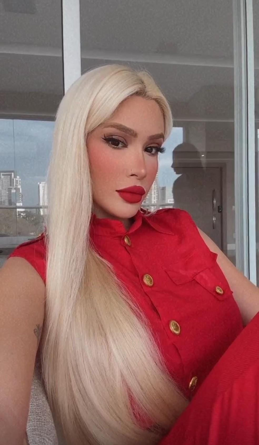 Karoline Lima surge megaproduzida com look all red