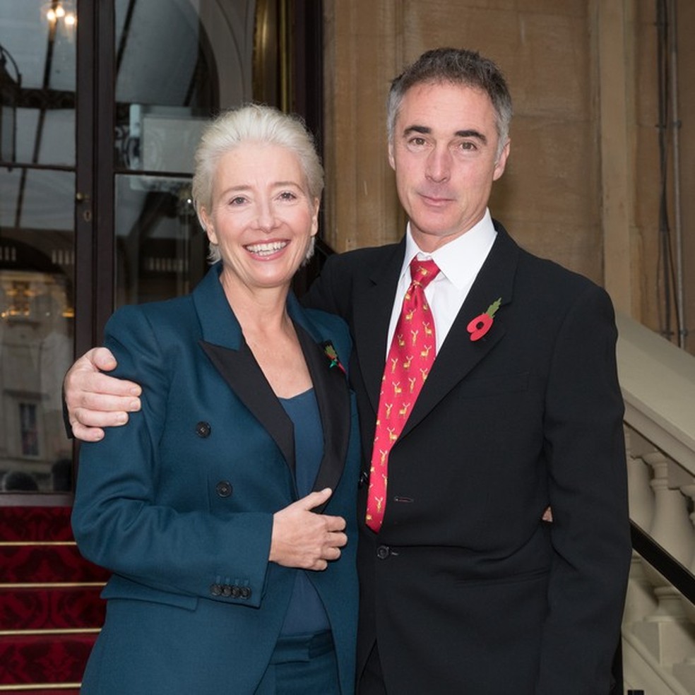 Emma Thompson vira Dama do Império Britânico e aposta em look ativista