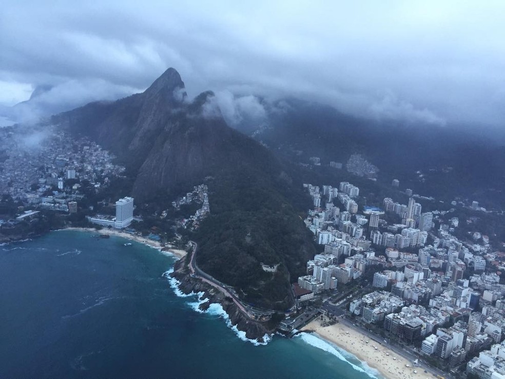 Cara Delevingne e Rihanna aproveitam piscina no Rio com brasileiras