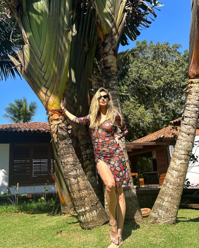 Mariana Weickert abre álbum de viagem a Angra dos Reis