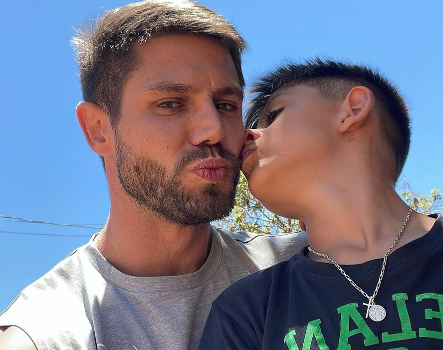 Jonas Sulzbach protagoniza selfie com família e ressalta: 'Me faz tão ...