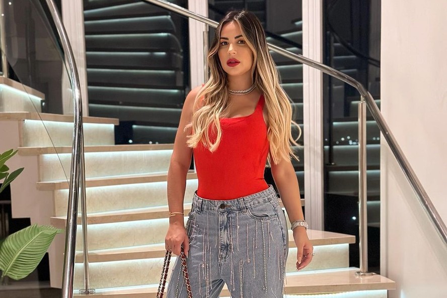 Após publicar novas fotos, Deolane Bezerra recebe comentários sobre ...