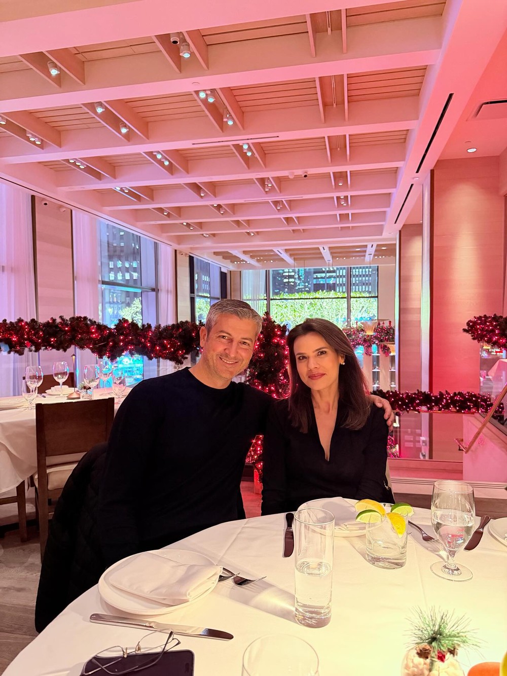 Ao lado da mãe, Nicole Bahls comemora aniversário intimista em NY ...