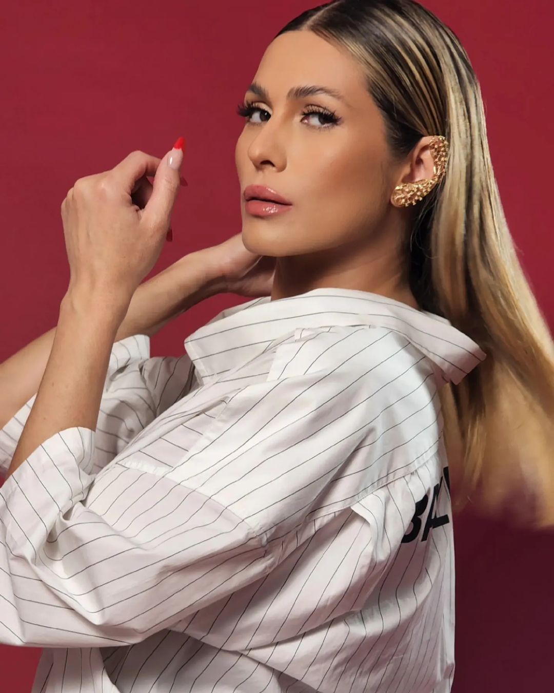 Lívia Andrade exibe clique encantador: 'Sextou'