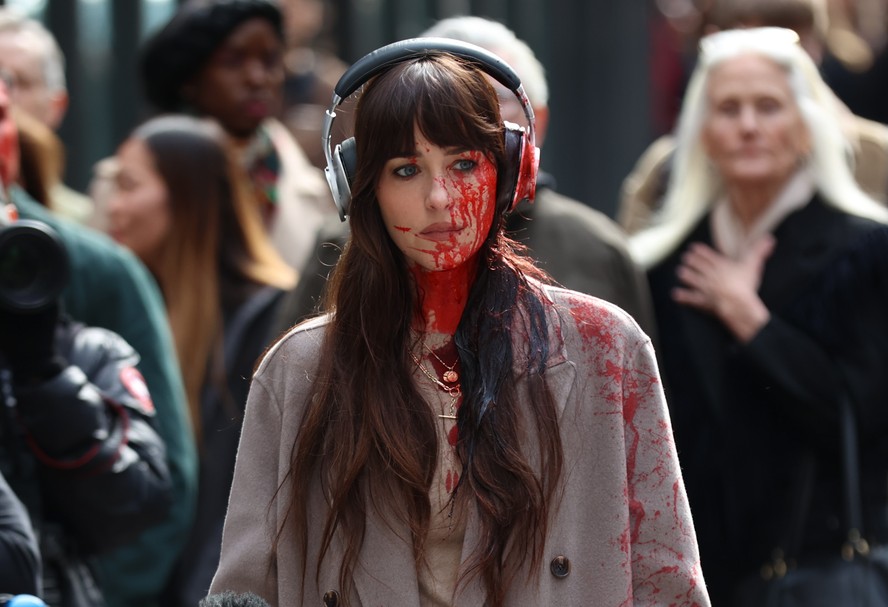 Dakota Johnson aparece coberta de ''sangue'' durante as filmagens de ''Verity''