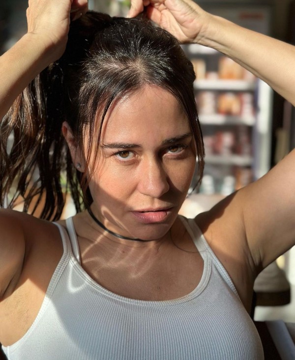 Alessandra Negrini incentiva fãs a irem para a academia