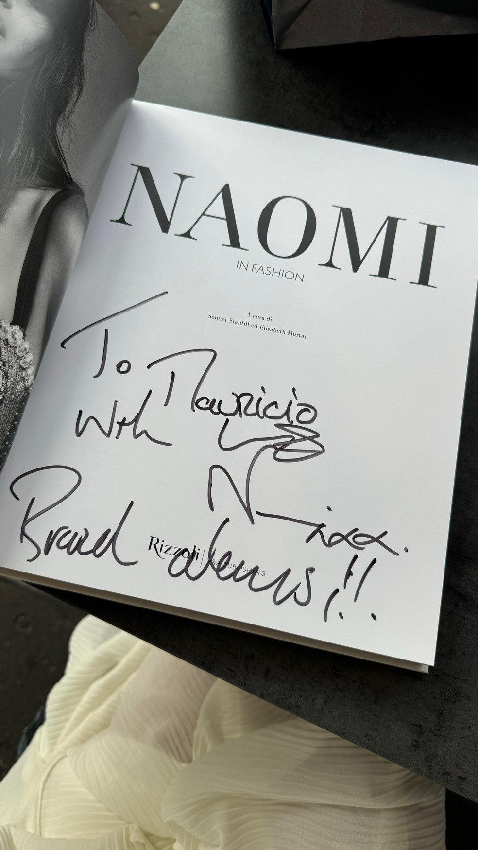 Naomi Campbell recebe estilista Maurício Duarte em Milão e ganha faixa ...