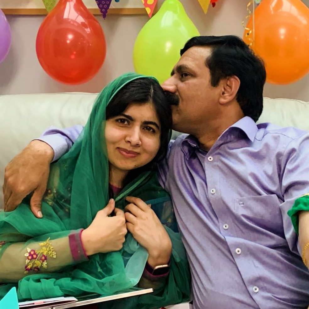 Malala faz post divertido para homenagear o pai: 'Consegue dormir em ...