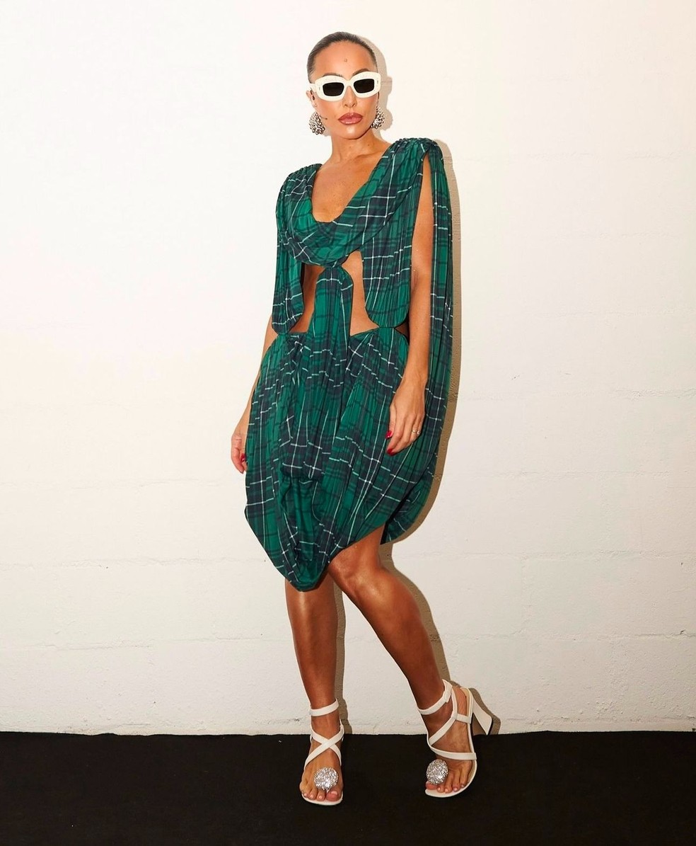 Sabrina Sato exibe mais um look para apresentar o 'The Masked'