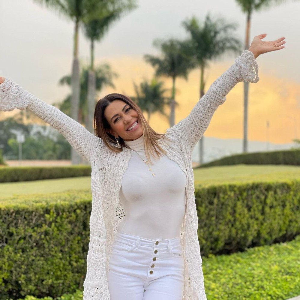 Solange Frazão rouba a cena com look all white