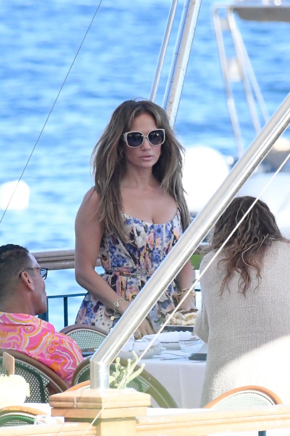 Jennifer Lopez chega em grande estilo a restaurante na Costa Amalfitana