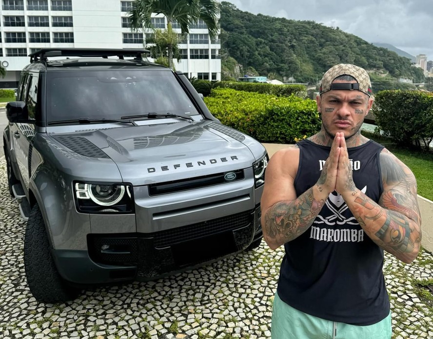 Toguro posa com automóvel de luxo no Rio de Janeiro