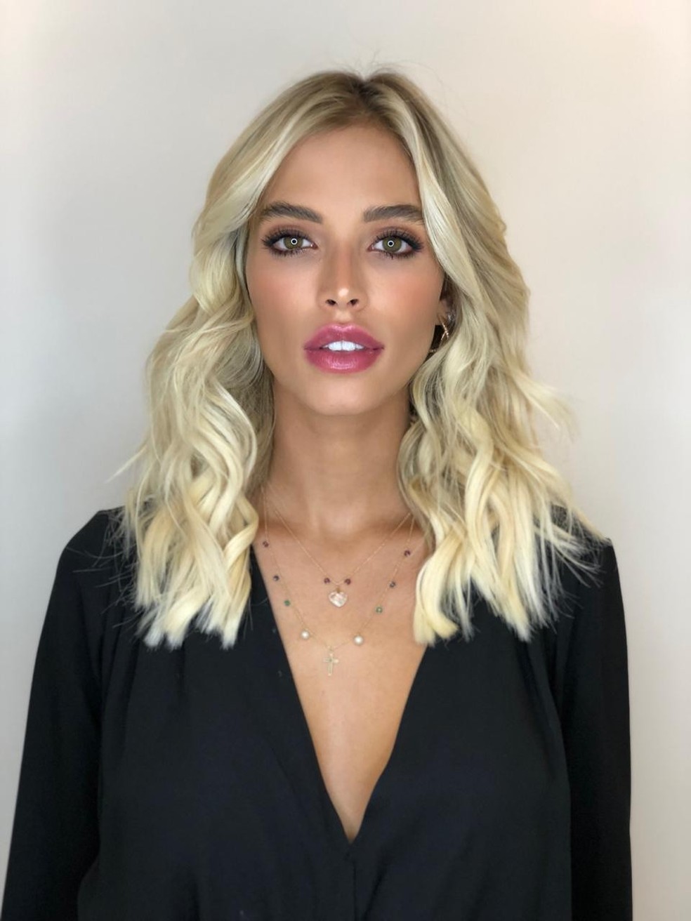 Carol Dias renova o visual antes de subir ao altar