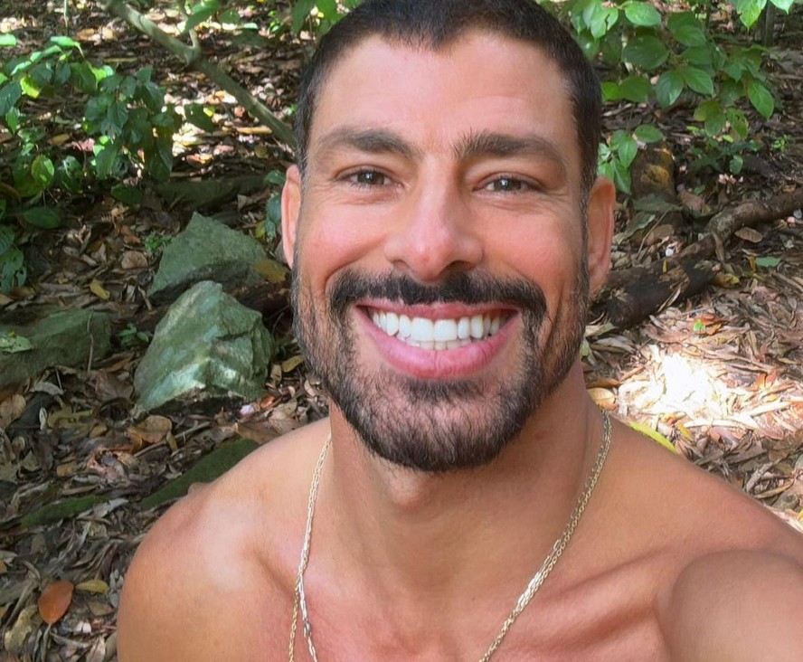 Cauã Reymond renova as energias em cachoeira