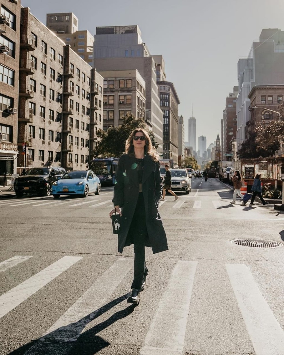 Luciana Gimenez esbanja elegância pelas ruas de Nova York