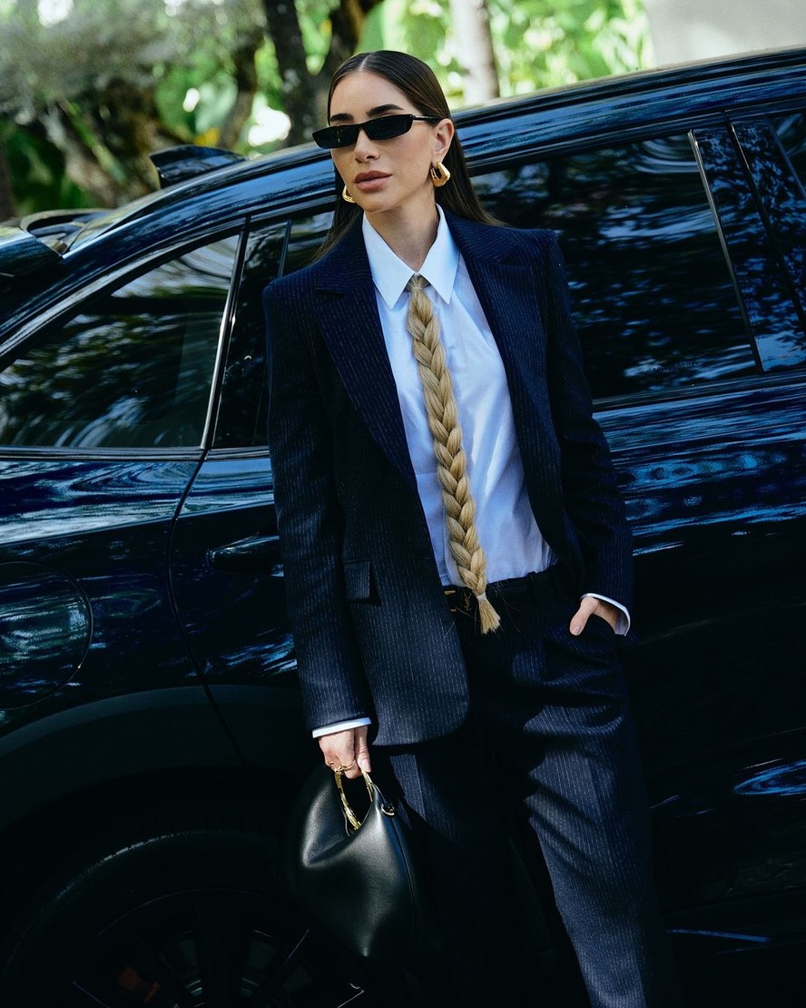 Romana Novais aposta em acessório exótico para compor look e fãs reagem ...