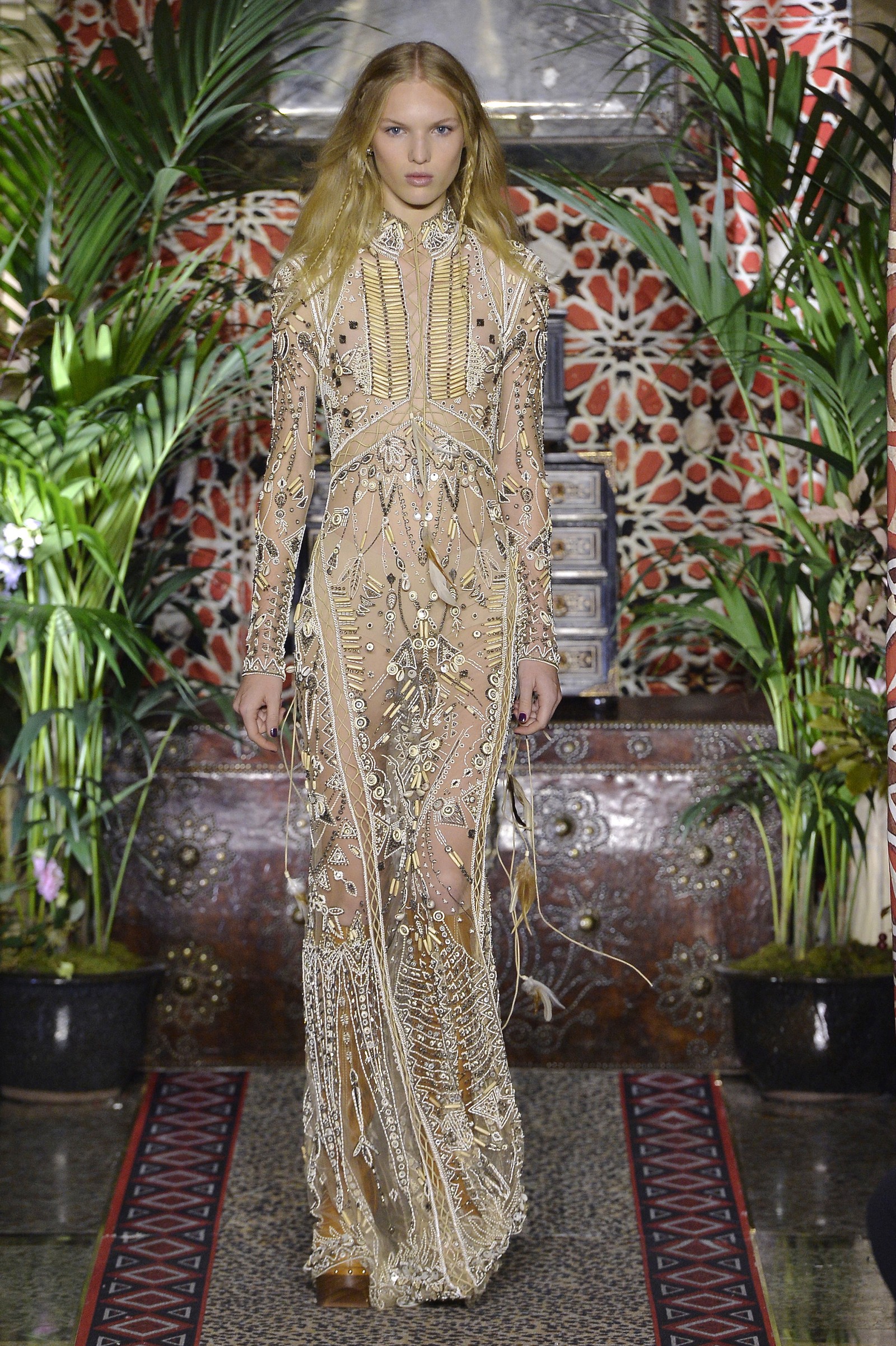 Verão da Cavalli ganha referências 70's, étnicas e aura boho