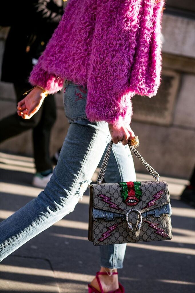 Street style: cores lavadas adocicam as ruas da semana de moda de Paris