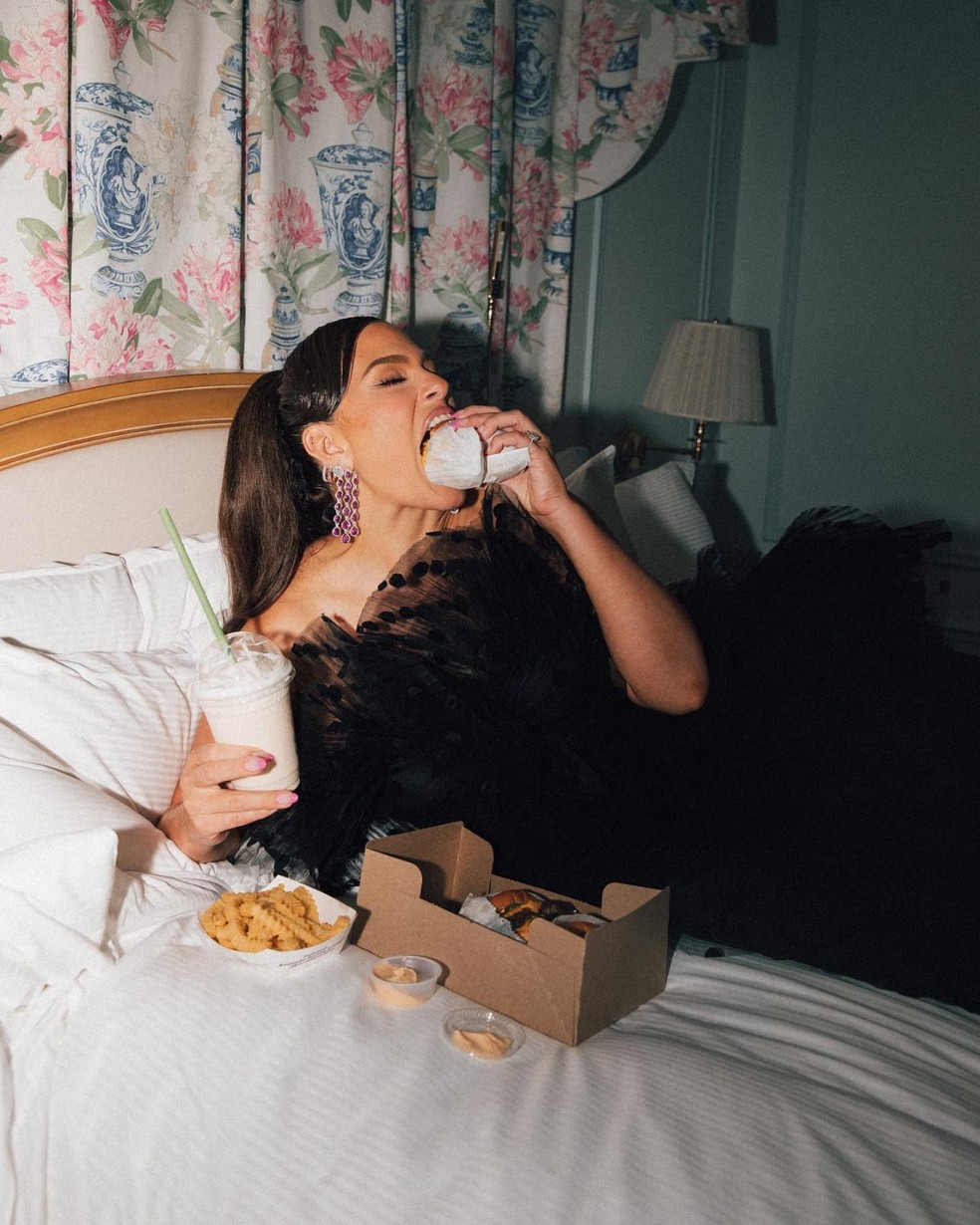 Ashley Graham faz ensaio encantador em loja de fast food