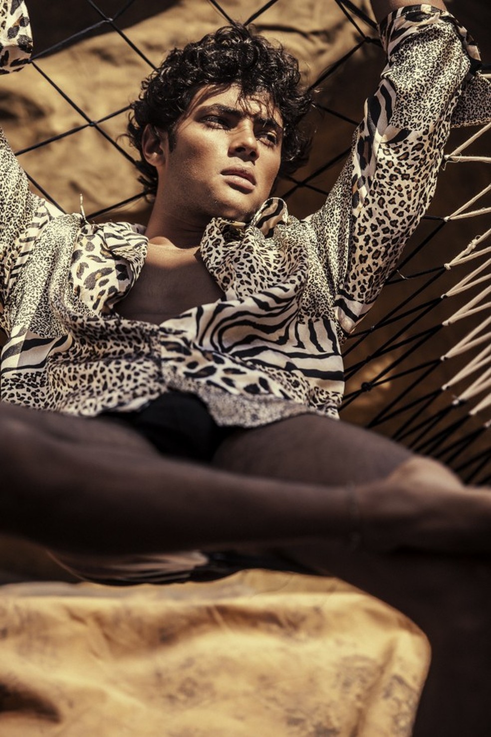 Exclusivo! Galã Gabriel Fuentes faz ensaio ousado com pouca roupa