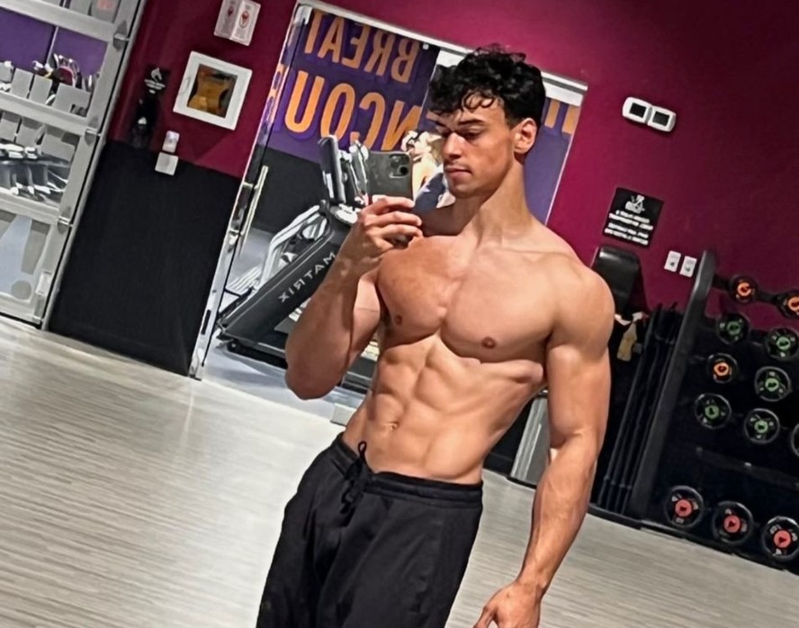 Victor Alexandre mostra resultado de treino pesado