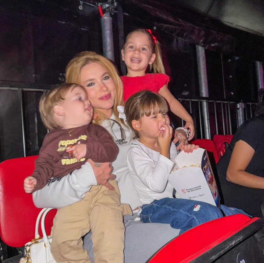 Virginia abre álbum de fotos de domingo com os filhos em Madrid