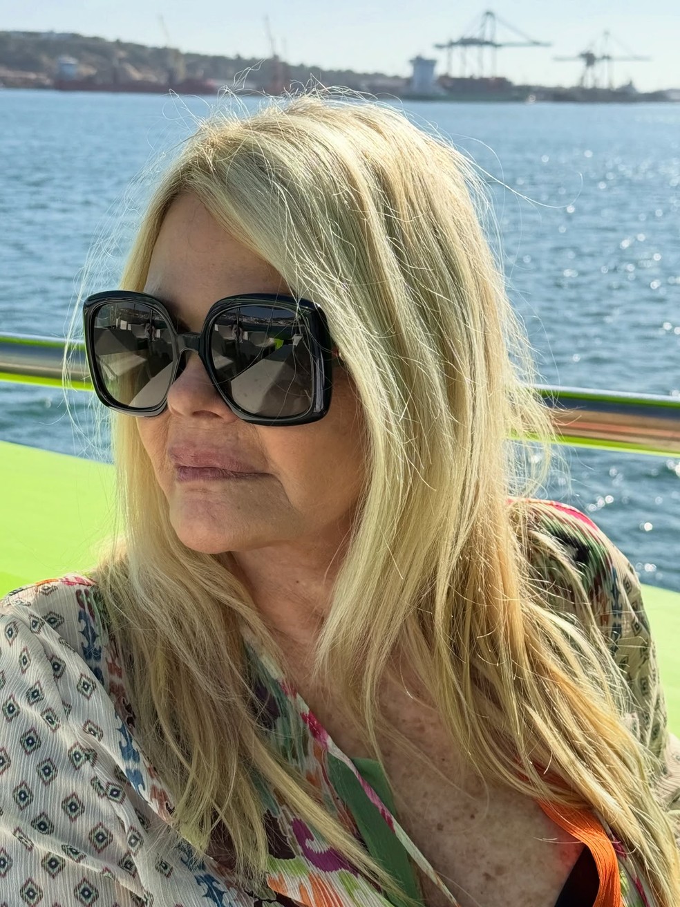 De topless, Monique Evans troca beijos com a mulher em praia de Portugal