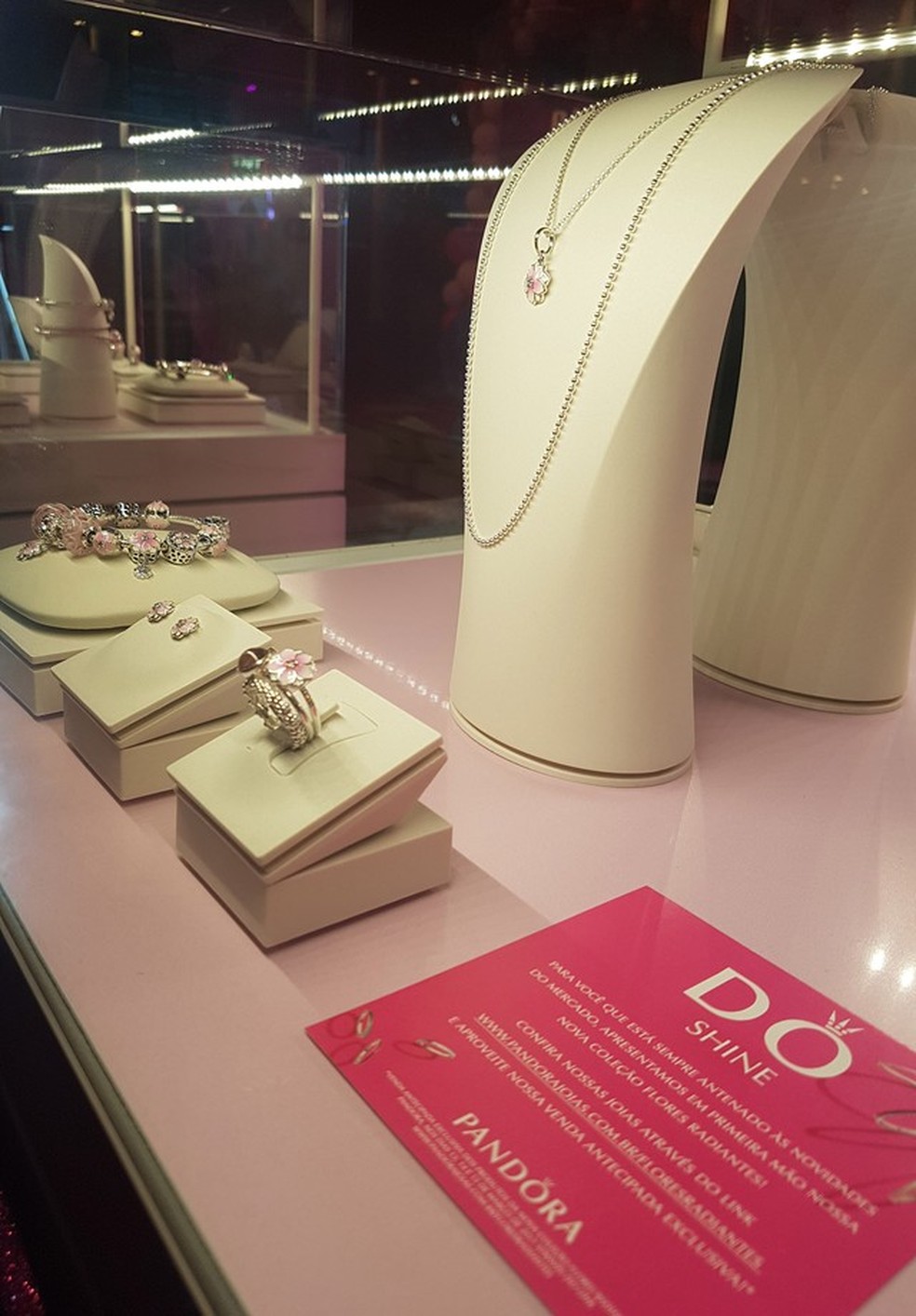 Pandora arma exposição da collection 'Flores Radiantes'