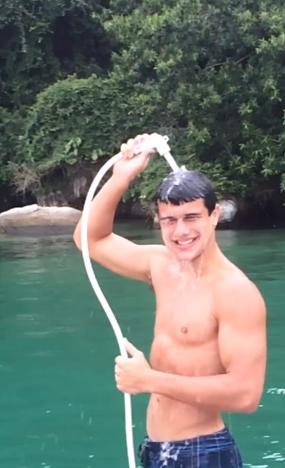 Boninho surge em momento raro com o filho e celebra aniversário: 'Cara especial'