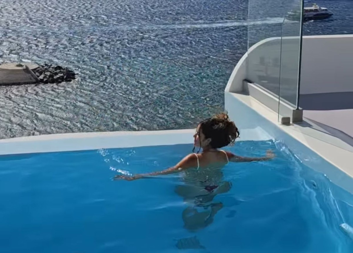 Na Grécia, Maísa Silva se refresca em piscina em dia ensolarado ...
