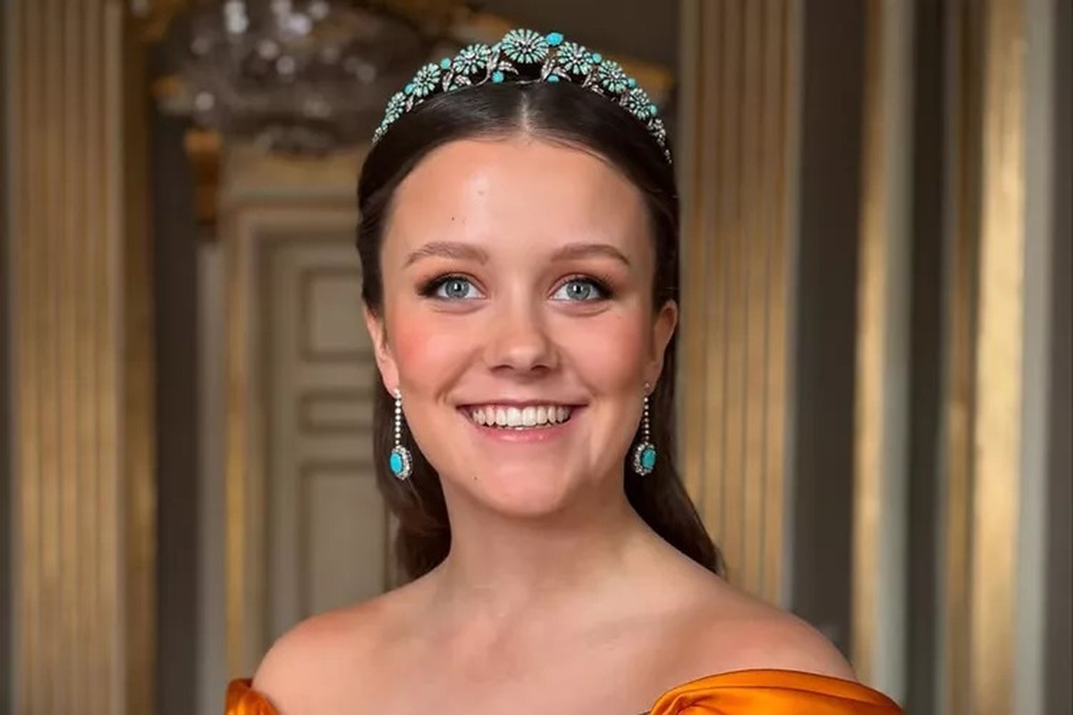 Princesa Isabella da Dinamarca posa para foto real com celular na mão