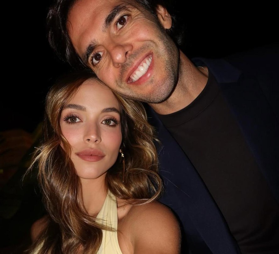 Carol Leite exibe noite francesa ao lado de Kaká