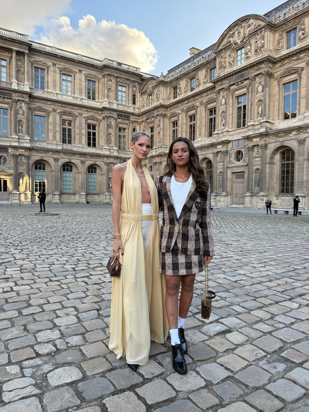 Pós-Olimpíadas, Rayssa Leal assiste desfile na semana de moda de Paris