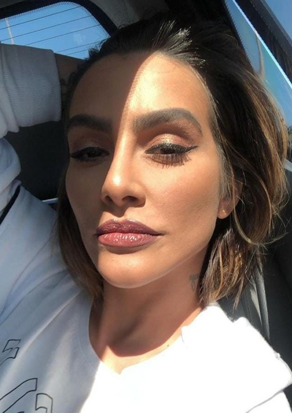 Cleo é elogiada após revelar que fez a própria maquiagem