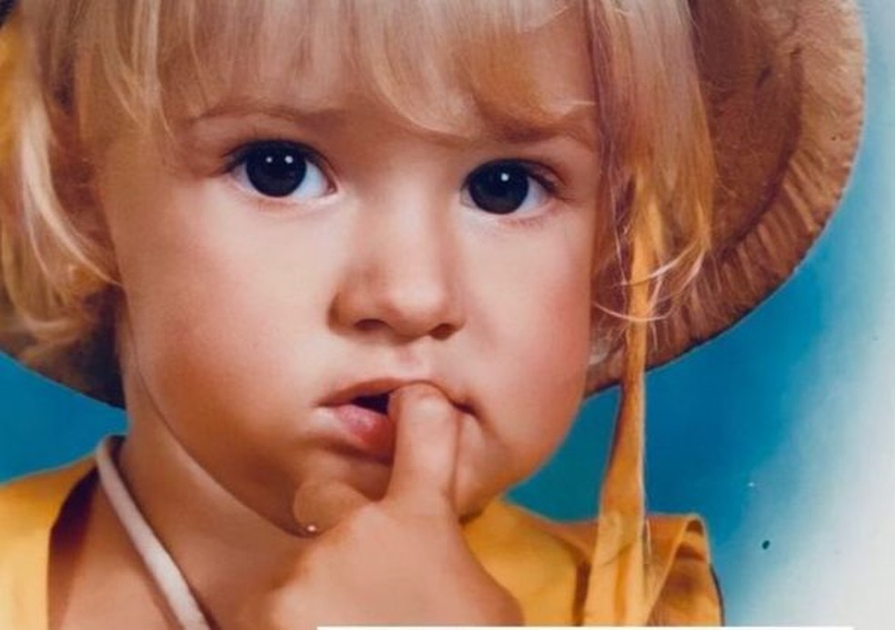 Isa Scherer posta foto da infância e choca por semelhança com filho Bento
