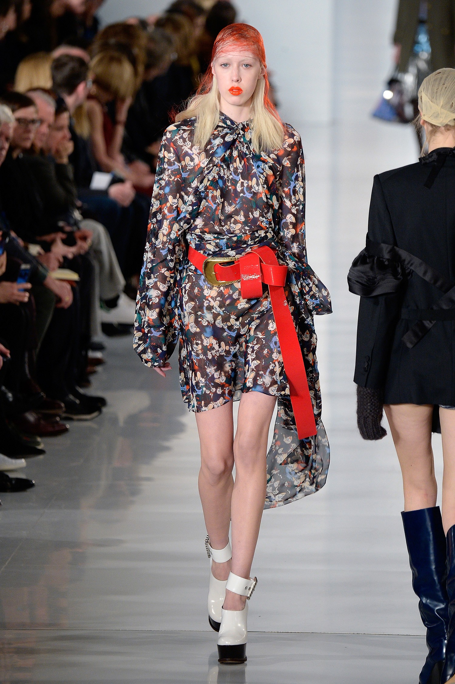 Maison Margiela brinca com o contraste de materiais no inverno 2017