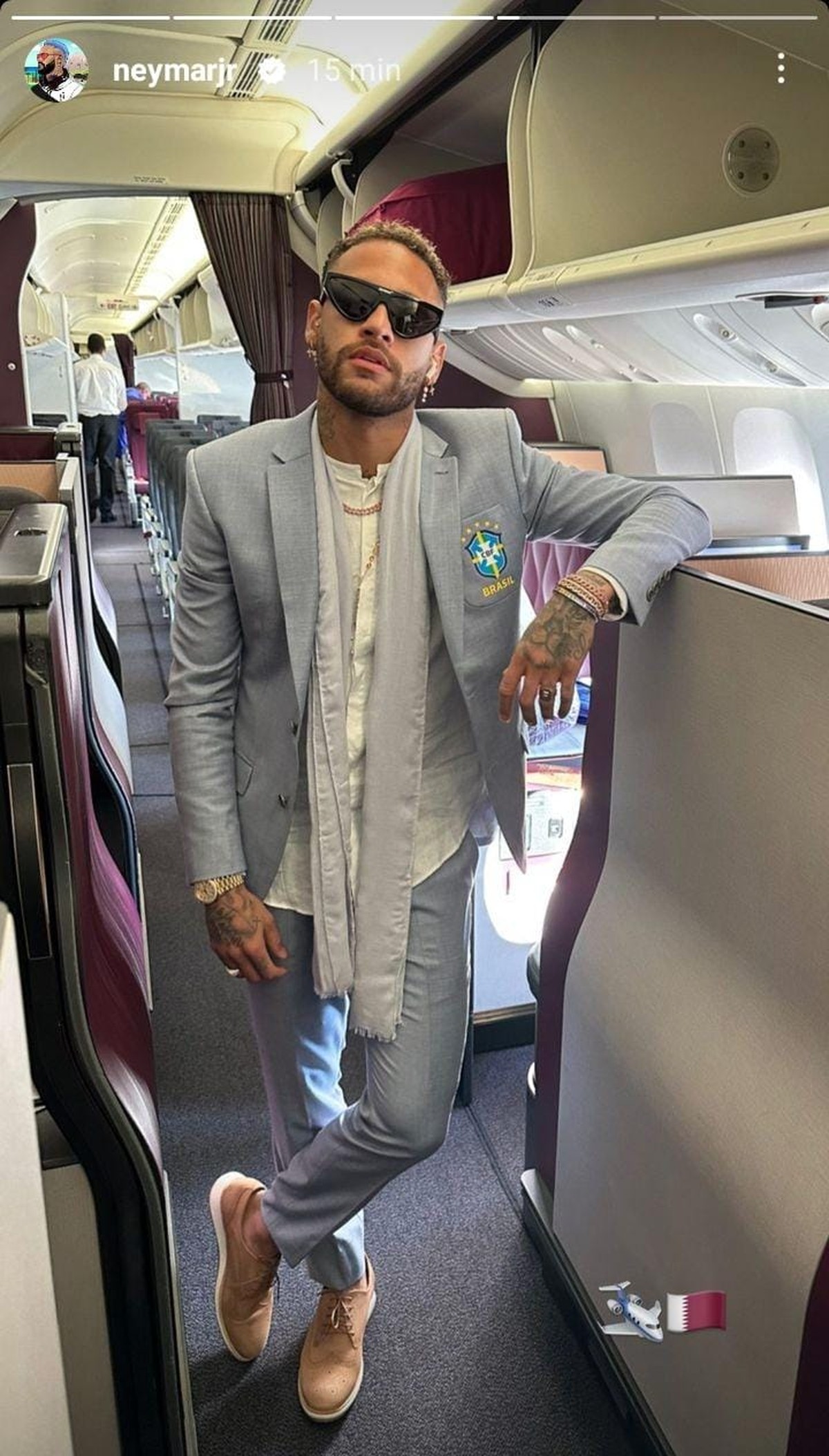 Neymar Jr. posa em avião rumo ao Qatar