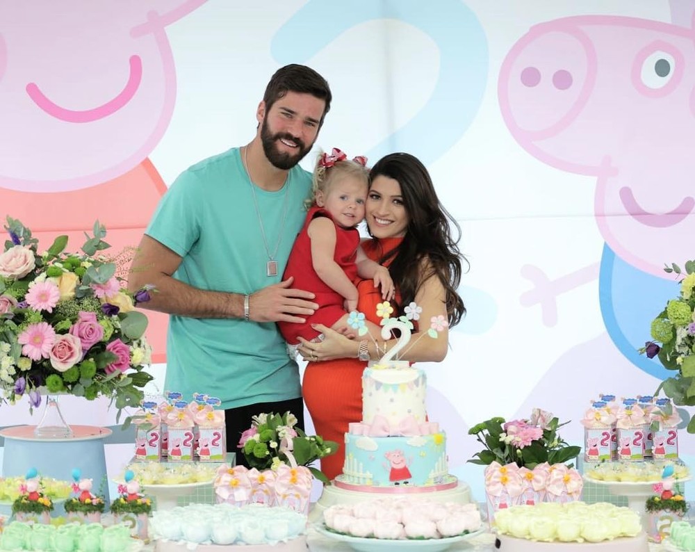 Alisson Becker comemora aniversário de dois anos da filha Helena